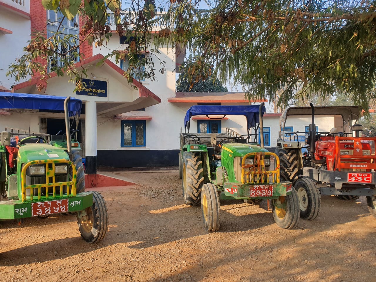 तीन ट्याक्टर प्रहरी नियन्त्रणमा
